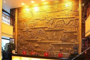 Bancada de recepção com um grande mural decorativo retratando cenas tradicionais.