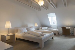 Quarto triplo | Roupas de cama antialérgicas, escrivaninha, Wi-Fi de cortesia