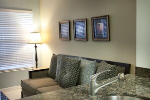 Apartamento, 1 cama queen-size, não fumadores, vista para o campo de golfe | Sala | Televisor 