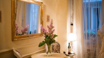 Um polibã, um chuveiro fixo, um secador de cabelo, chinelos