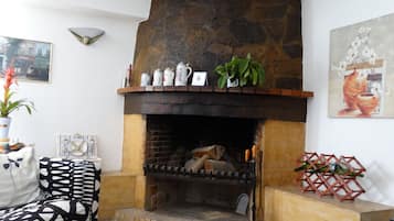 Apartamento básico, 1 quarto, vista para a piscina | Área de estar | TV LCD 50 cm com canais a cabo, TV