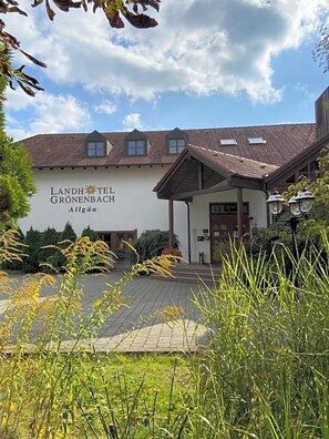 Edifício de hotel com uma placa indicando 'Landhotel Grönenbach Allgäu'.