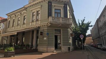 Um edifício de esquina com uma placa indicando 'SOLEIL PARTMAN' e uma placa 'BISTORANT' abaixo.