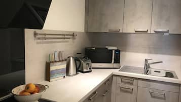 Holiday Apartment | Cozinha privada | Uma chaleira elétrica
