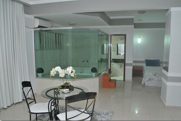 Apartamento Deluxe, 1 quarto, não fumadores, Vista para a cidade | Minibar, secretária, cortinas/cortinados opacos, ferro/tábua de engomar 