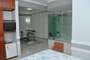 Apartamento Deluxe, 1 quarto, não fumadores, Vista para a cidade | Minibar, secretária, cortinas/cortinados opacos, ferro/tábua de engomar 