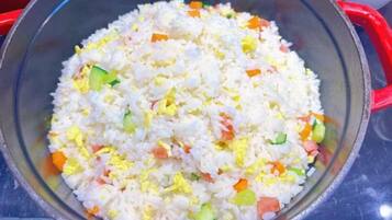 Uma panela de arroz frito com legumes.