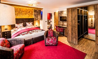 Quarto moderno com cama, escrivaninha, cadeira e guarda-roupa.