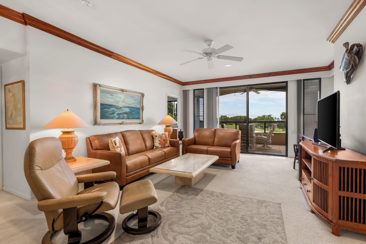 Waikoloa Fairways Unit A207 Golf Ocean View 2 Bedroom 2.5 Bath | Área de estar | TV 32 polegadas com canais a cabo