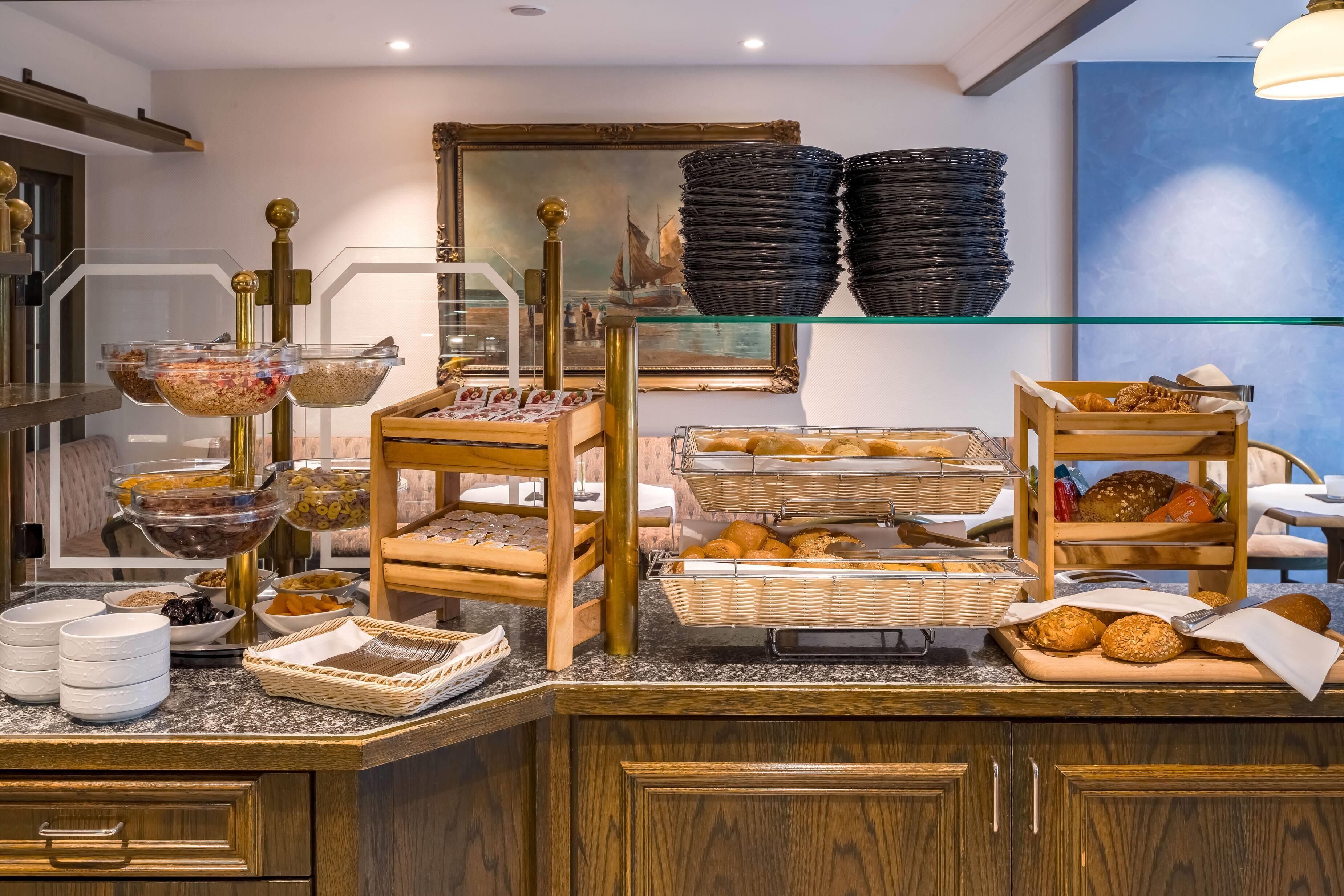 Uma mesa de buffet com diversos alimentos e utensílios.
