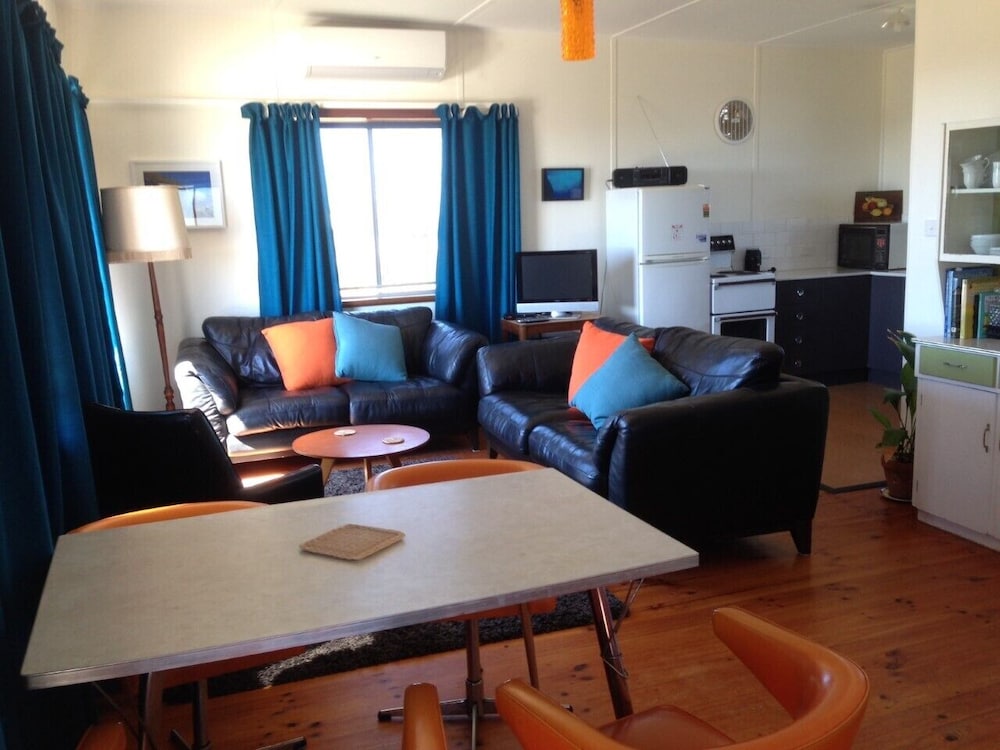 Cosy Retro Weekender With Far-reaching Views - Goolwa