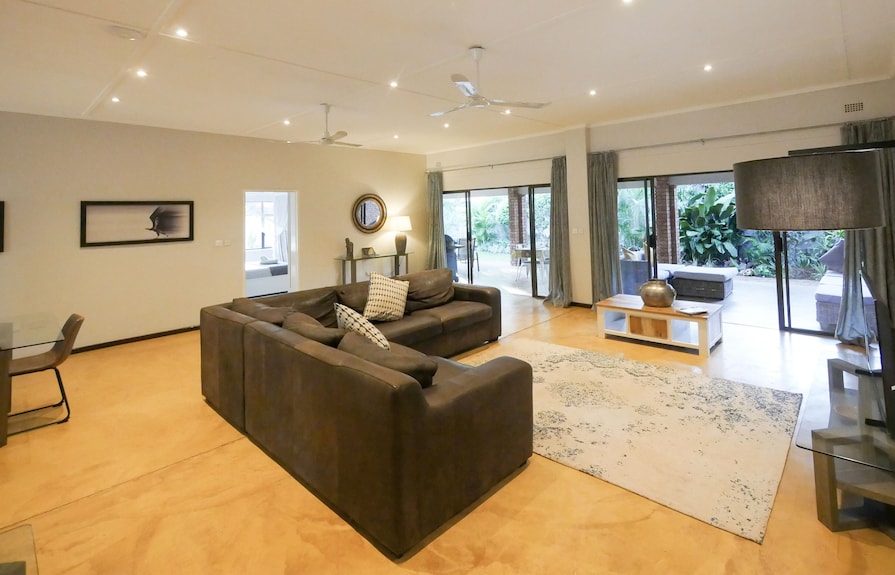 Peaceful Garden Cottage | Pool, Veranda, Modern, - 維多利亞瀑布(辛巴威)