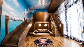 Quarto quádruplo luxo, vista para a montanha | Individualmente decorados, quartos à prova de som, roupa de cama