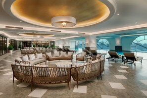 Piscina interior, piscina exterior, guarda-sóis, espreguiçadeiras 
