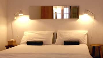 Quarto casal standard, banheiro compartilhado | Cofres nos quartos, escrivaninha, cortinas blackout