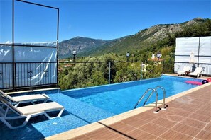Piscina exterior, guarda-sóis, espreguiçadeiras 