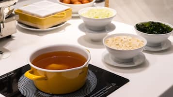 Uma bancada de cozinha com diversos alimentos e uma xícara de chá.