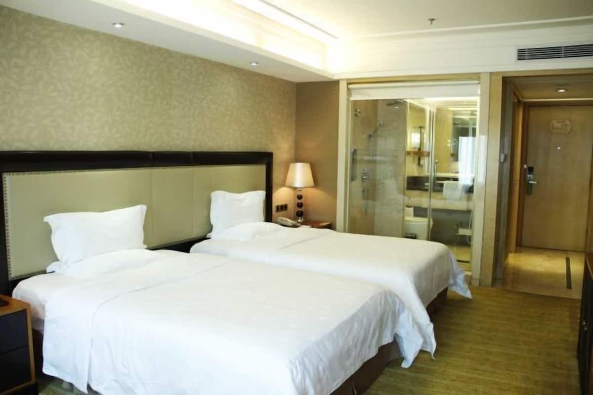 Cortinas/cortinados opacos, Wi-fi grátis, roupa de cama fornecida