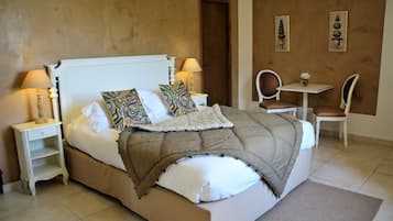 Quarto casal conforto, vista para a montanha | Frigobar, cofres nos quartos, individualmente decorados
