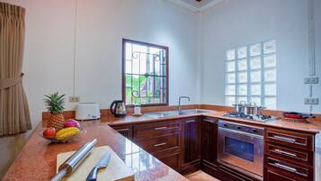 4 Bedrooms Pool Villa | Cozinha privada | Um frigorífico, um micro-ondas, uma placa de cozinha