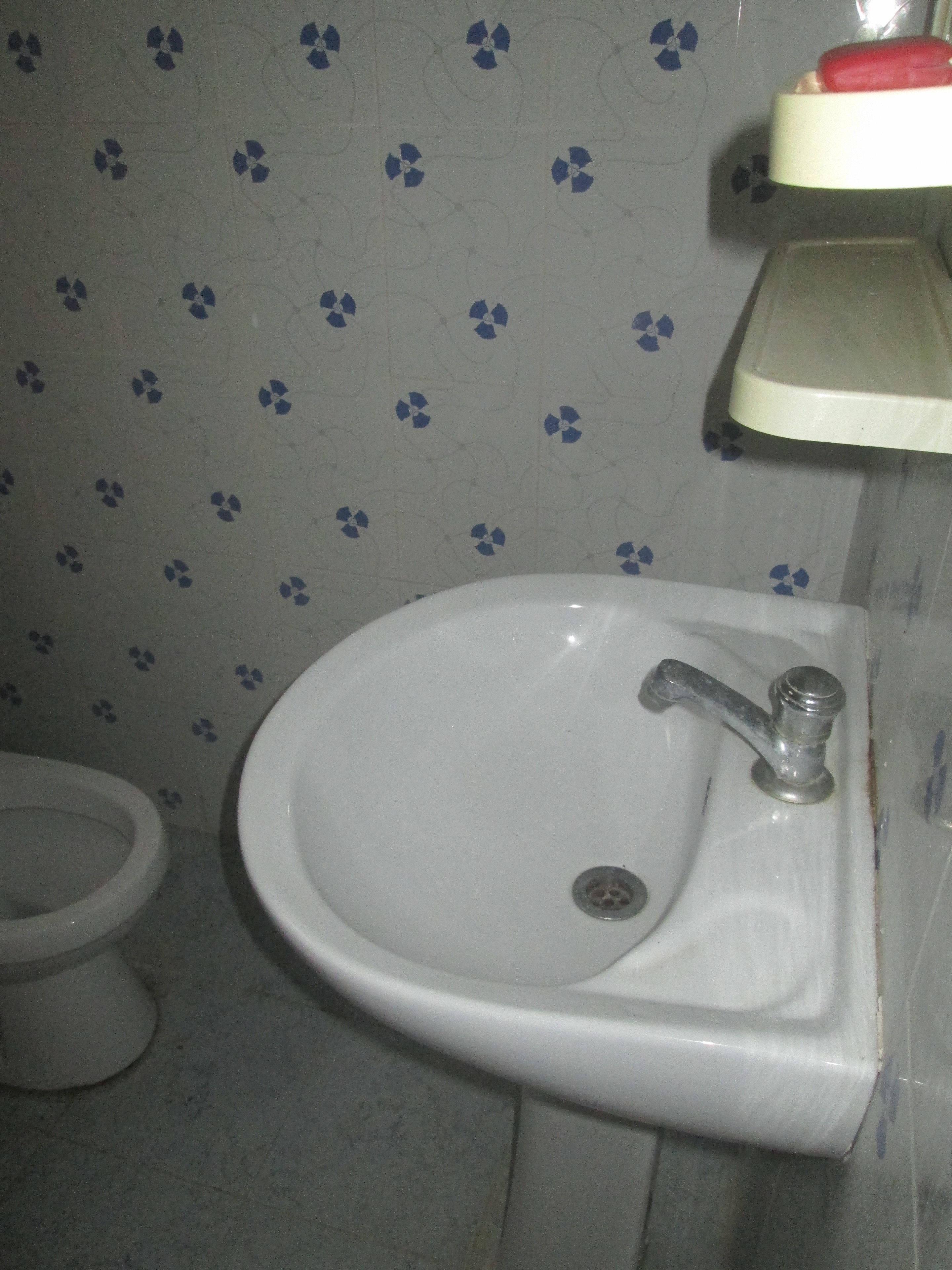 Quarto Individual Standard, 1 cama queen-size, não fumadores | Casa de banho | Um polibã, toalhas fornecidas 