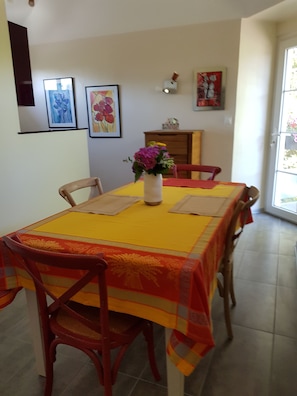Apartamento luxo | Área de estar | TV de tela plana, mesa de pingue-pongue