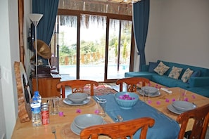 Villa, 1 cama de casal, não fumadores | Refeições no quarto