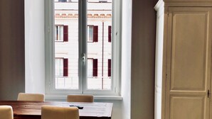 Suíte luxo, 1 quarto | Opções para refeição no quarto