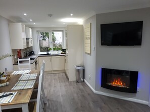 Apartamento Deluxe, várias camas, não fumadores, vista para o jardim | Sala | Smart TV, lareira, iPad, Netflix 