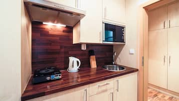 Geladeira, micro-ondas, cooktop, cafeteira/chaleira