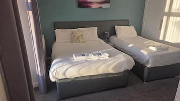 Quarto triplo standard | Escrivaninha, ferros/tábuas de passar roupa, Wi-Fi de cortesia