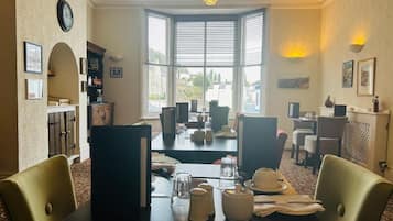 Café da manhã completo grátis todos os dias