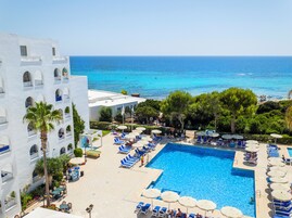 Piscina externa, guarda-sóis, espreguiçadeiras