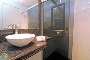Penthouse, várias camas, não fumadores | Casa de banho | Um polibã, toalhas fornecidas 
