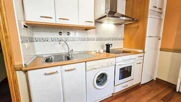 Apartamento básico | Cozinha privada | Geladeira grande, micro-ondas, cooktop, máquina de café expresso