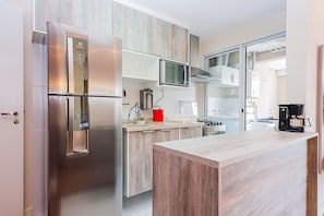 Apartamento | Cozinha americana privada | Geladeira grande, micro-ondas, fogão
