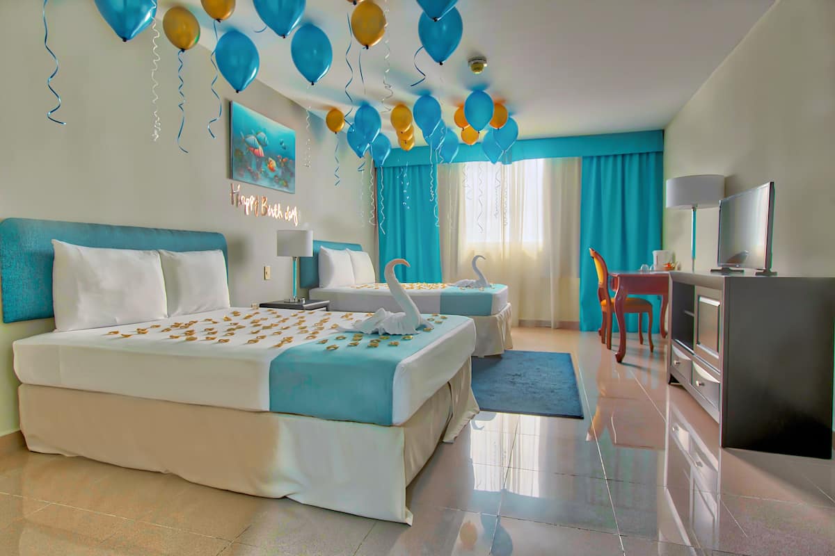 Quarto casal, 2 camas de casal, para não fumantes, vista para o mar | 1 quarto, escrivaninha, espaço de trabalho para notebook