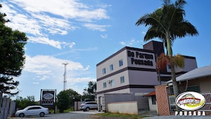 Um edifício com uma placa que diz "Do Parque Pousada".