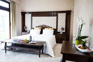 Suite Júnior, 1 cama king-size, acessível, vista para o jardim | Sala | Smart TV 