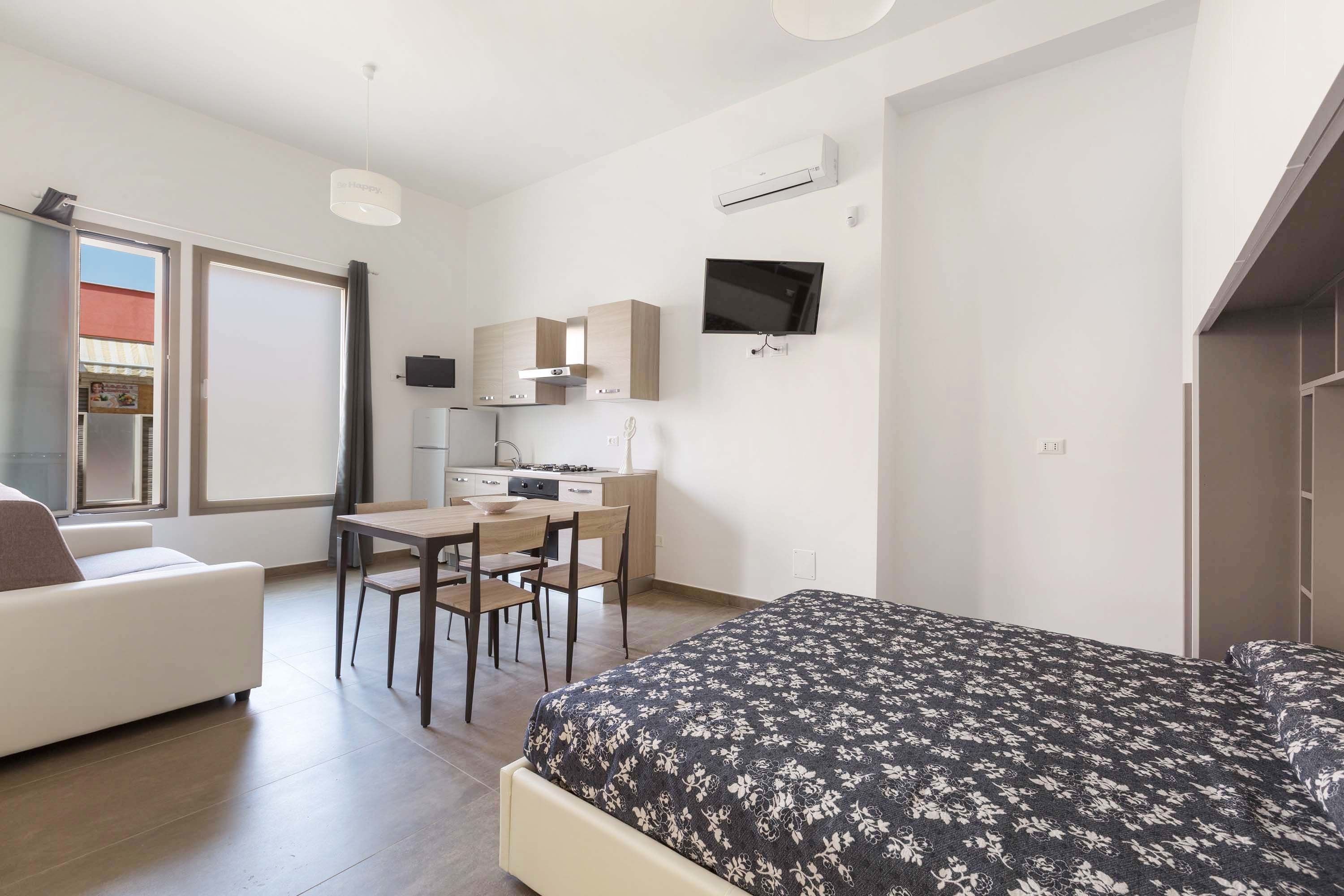 Quarto moderno com uma cama, uma escrivaninha e uma cadeira.