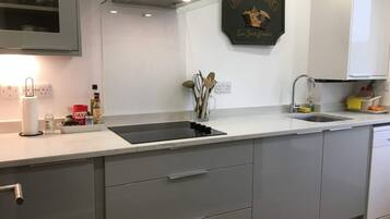 Apartamento (2 Bedrooms) | Cozinha privada | Um frigorífico, um micro-ondas, um forno, uma placa de cozinha