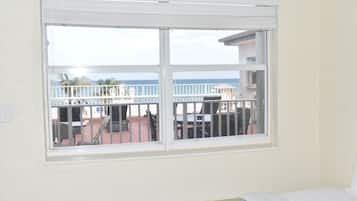 Quarto Deluxe, 2 camas queen-size, kitchenette, vista para o oceano | Vista para a praia ou o mar