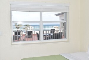 Quarto luxo, 2 camas Queen, cozinha americana, vista para o oceano | Vista para praia/oceano