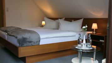Quarto casal, 1 cama de casal, para não fumantes | Escrivaninha, berços grátis, Wi-Fi de cortesia, roupa de cama