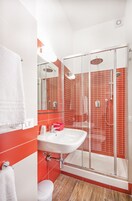 Quarto casal luxo de uso individual, sacada | Banheiro | Chuveiro, chuveiro com efeito de chuva, produtos de toalete grátis 
