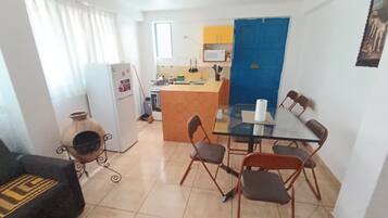 Cafeteira/chaleira, geladeira, micro-ondas, fogão