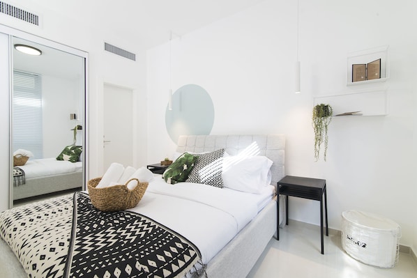 Apartamento Signature, 1 cama queen-size, não fumadores | 1 quarto, Wi-fi grátis, roupa de cama fornecida