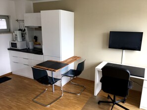 Geladeira, micro-ondas, cooktop, cafeteira/chaleira