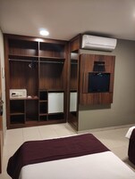 Roupas de cama premium, frigobar, cofres nos quartos, escrivaninha