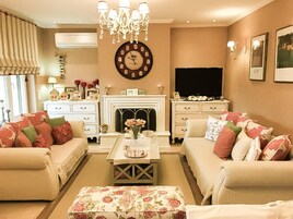 Villa Familiar, vista para a montanha | Sala de estar | TV de ecrã plano 